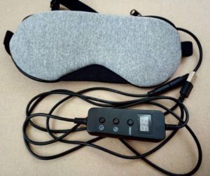疲れ目の方に！USBホットアイマスクは電源に繋ぐだけで簡単ポカポカ